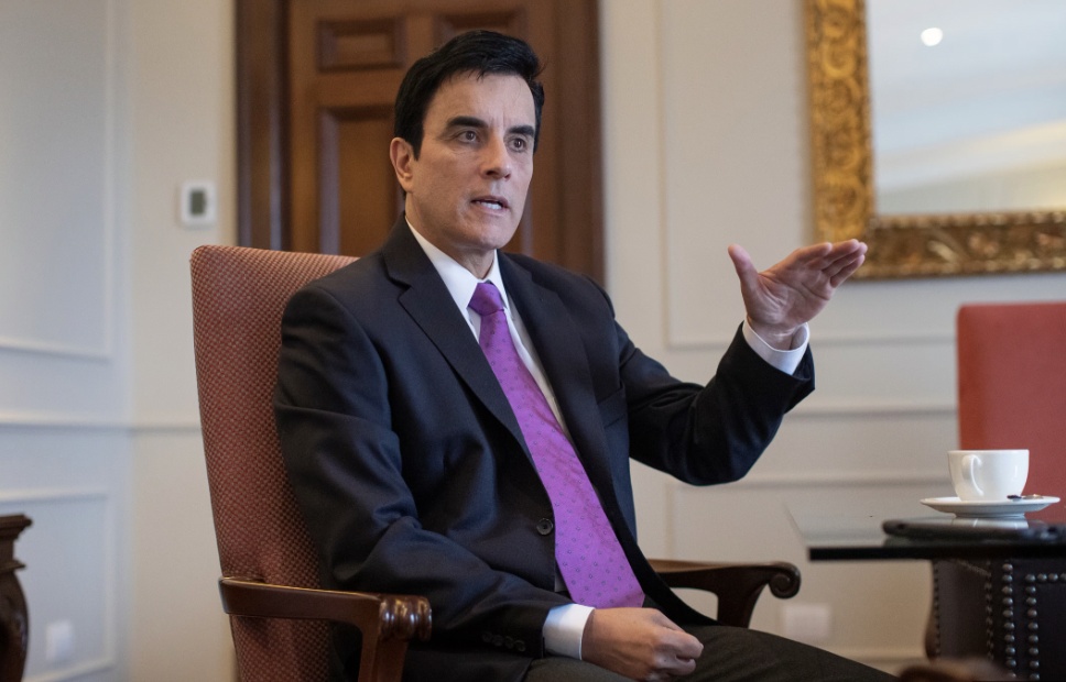 CARLOS ESPÁ: EL NOMBRE DEL CAMBIO – El Combo del Perú